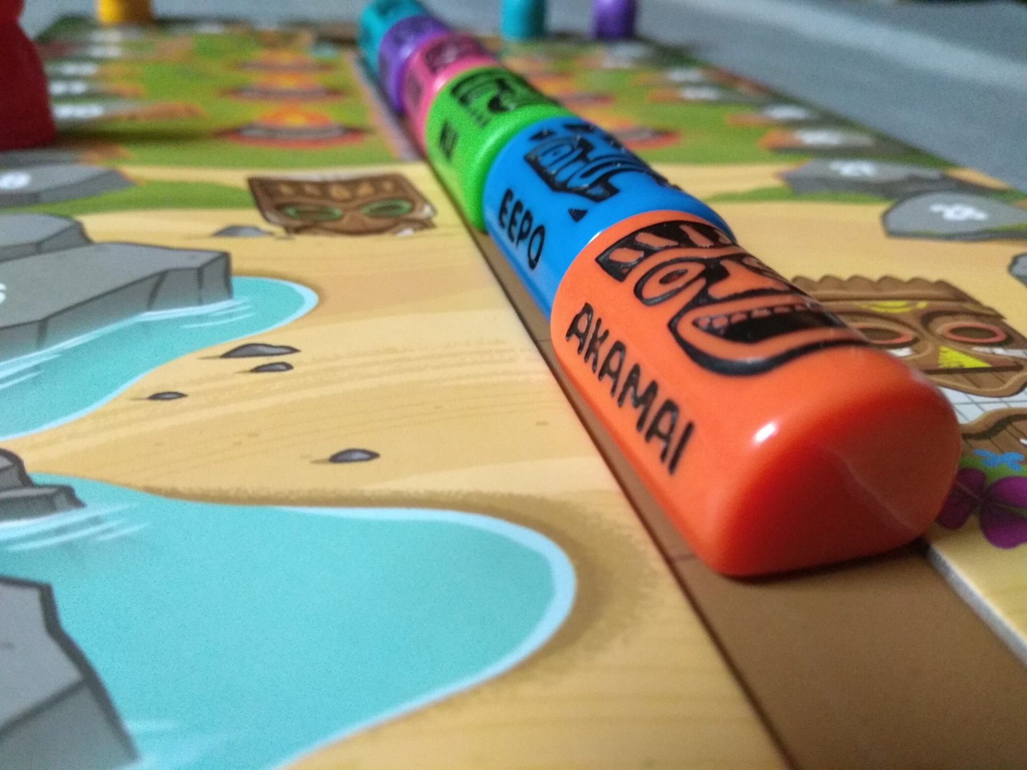 Totem recenzja. Rodzinna planszówka o układaniu totemu 🌴 | blog Kuba Gra