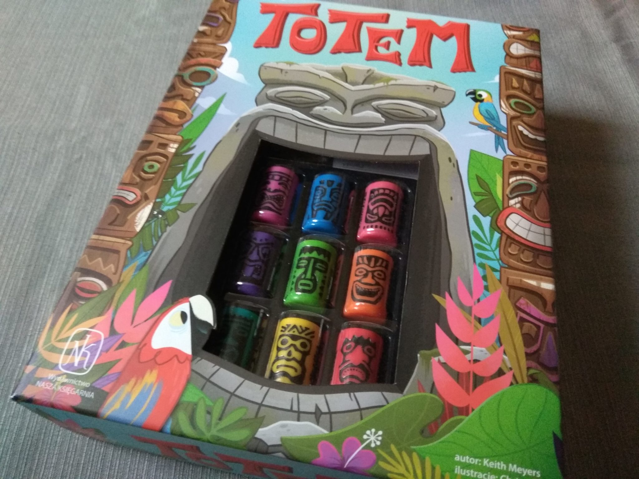 Totem recenzja. Rodzinna planszówka o układaniu totemu 🌴 | blog Kuba Gra